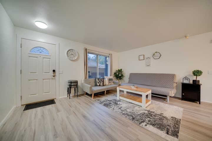 Central Bellevue North Suite Near Downtown & I-90 - Redmond, WA