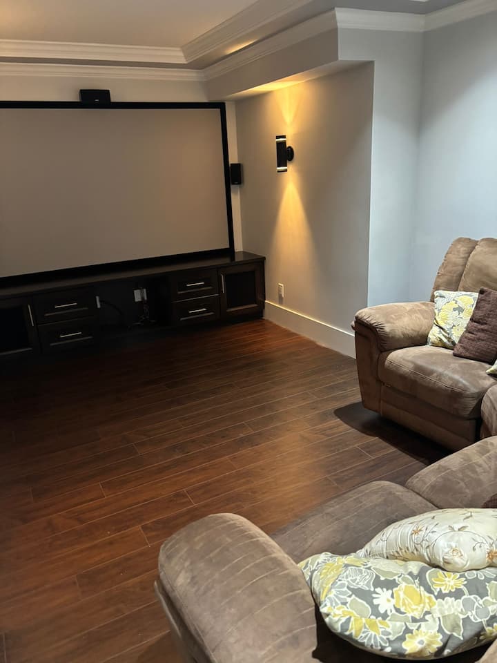 3br Private Guesthouse • New West • Parking - New Westminster