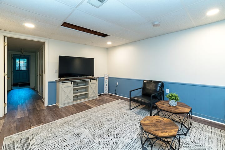 Spacious Lower-level Suite- Quiet, Workspace | Msu - East Lansing, MI