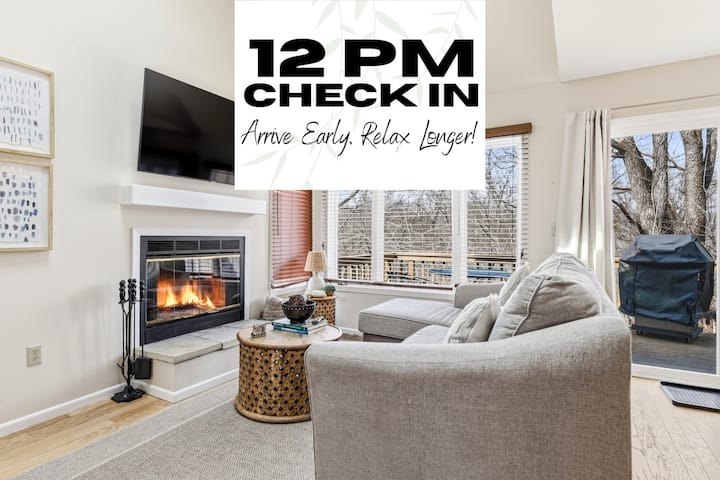 King Bed | Fireplace | Cozy Retreat | Pool Access - Galena, IL