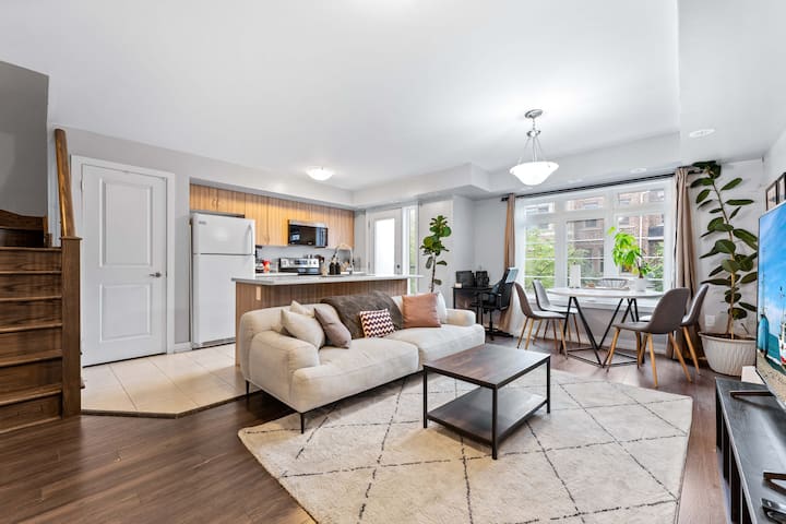 Stylish 2 Bedroom 2 Story Toronto Home W/parking - Toronto