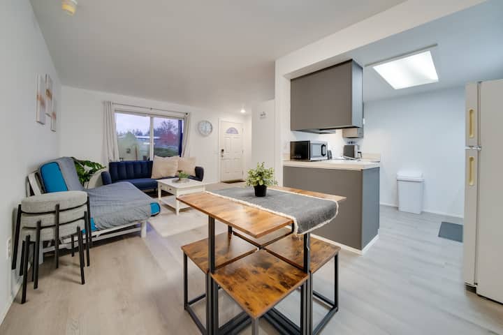 Central Bellevue South Suite Near Downtown & I-90 - Bellevue, WA