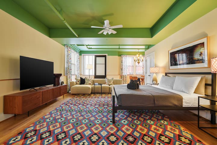 Stylish Designer Studio *One Block From Wrigley* - Lake View - Chicago