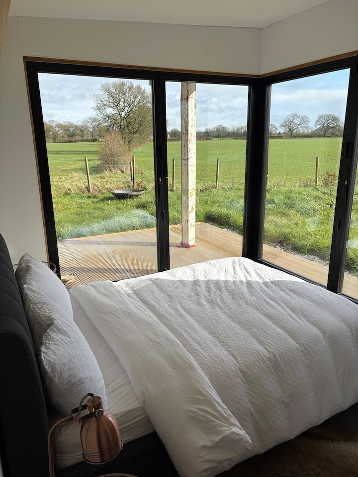 Cabin Overlooking The Fields … With Sunrise - Knutsford