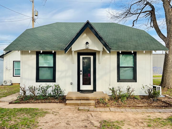 Coastal Vibes Near Osu | Quiet Game Day Stay - Stillwater, OK