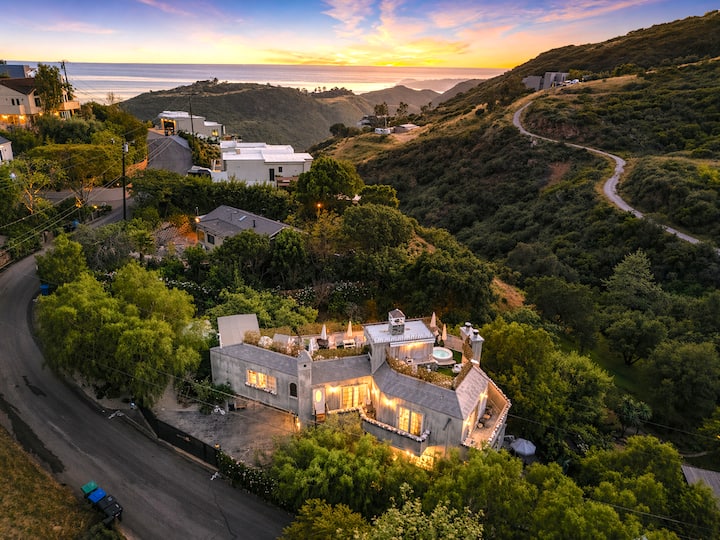 Malibu Hills Retreat • Pool + Hot Tub | Sleeps 18 - Malibu, CA