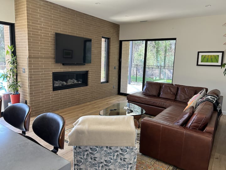 Modern Oasis W/ Pool, Hot Tub + Farm Views - Winston-Salem, NC