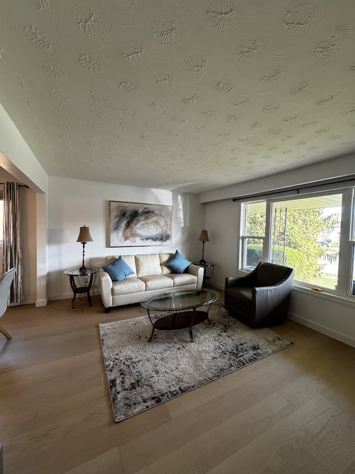 Bright & Cozy 3br Bungalow – Entire Main Floor - Oshawa