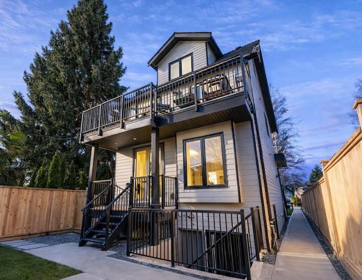 Charming 3 Bed • Large Patio • Walk To The Drive - Vancouver