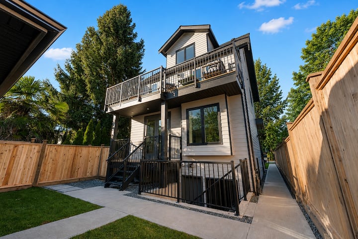 Charming 3 Bed • Large Patio • Walk To The Drive - Vancouver