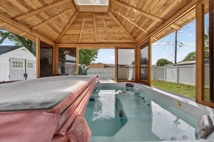 Sun-filled Escape With Large Private Hot Tub - St. Petersburg, FL