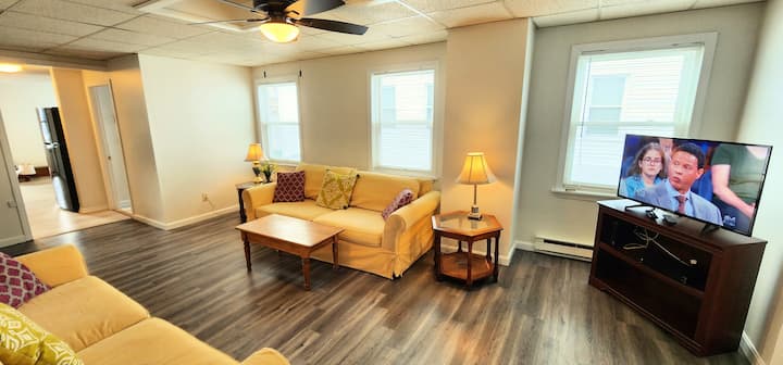 Bright & Spacious 2br —Near Highways & Downtown - ウースター, MA