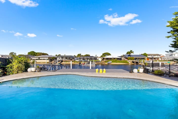 Crabpot Manor, Waterfront Holiday Home Plus Plus - Maroochydore
