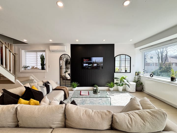 Elegant 3 Bedroom Home - Toronto