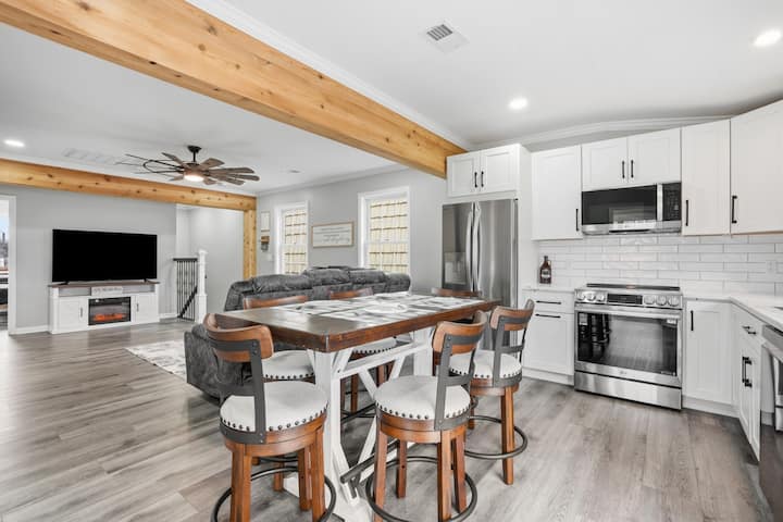 Bear Den In The Heart Of The City! (Unit 2) - Pittsburgh, PA