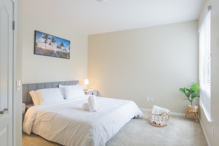 Marina Breeze 2bd | Pool + Free Parking - Los Angeles, CA