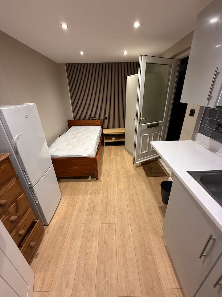 Good Size Guest Room - Aylesbury