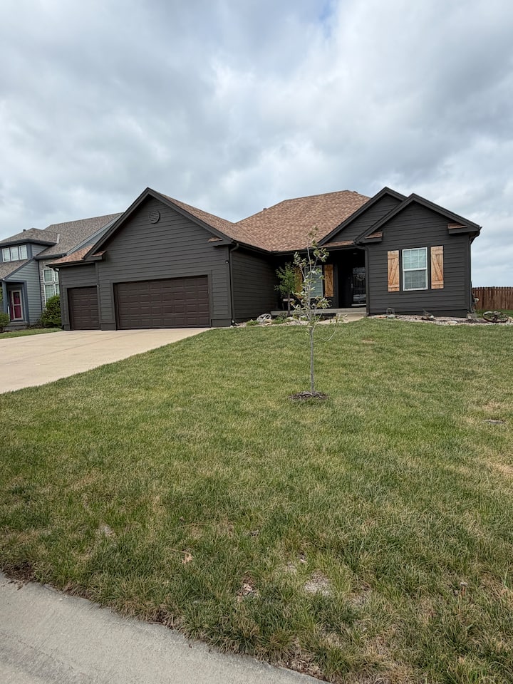 Large Ranch 5 Mi From Lake Olathe,
Beach & Boating - Spring Hill, KS