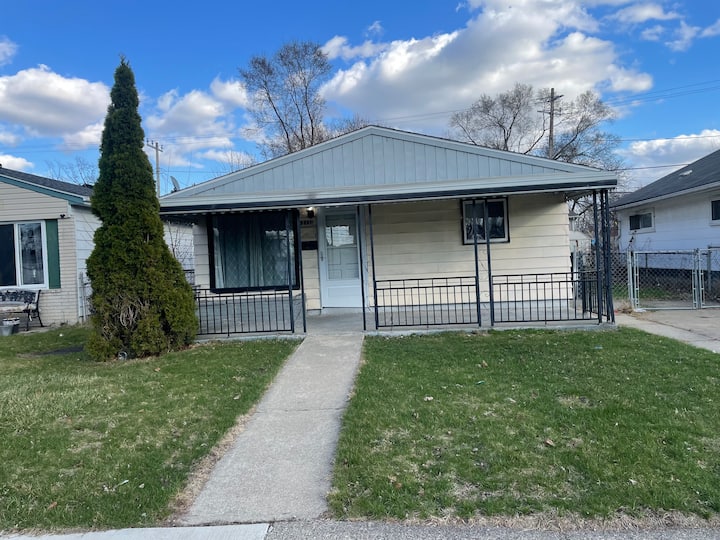 Ranch Home Near Dearborn, Close To I-94 - Dearborn, MI
