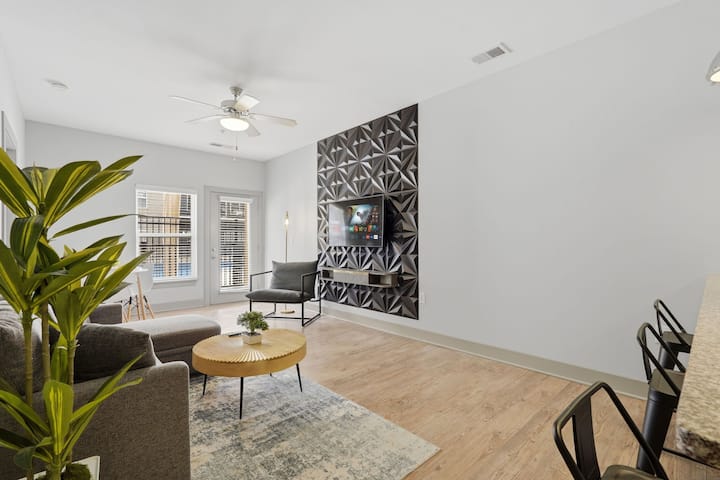 Central Indy 1br | Pool, Gym + Parking - Irvington Historic District, IN