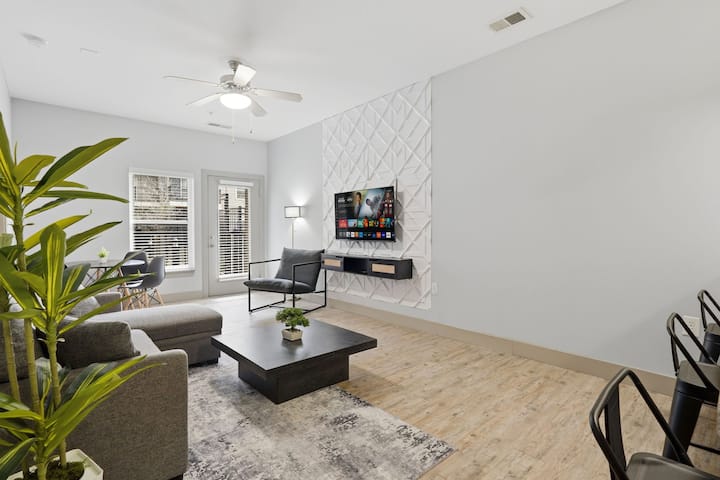 Charming 1br With Parking Near Stadium | Pool - Christian Park Indianapolis