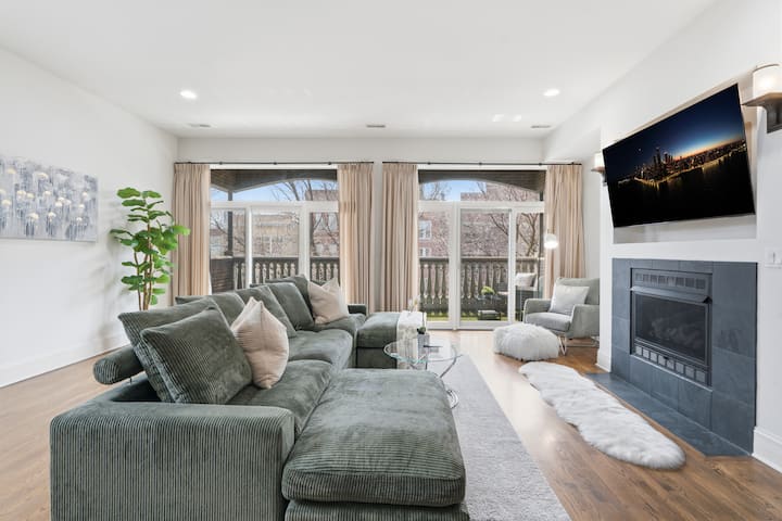 Spacious 2-level Penthouse (+ Views/parking) - Lincoln Park - Chicago