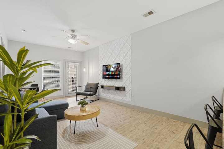 Elegant 1br Near Iu & Stadium | Pool, Parking, Gym - Christian Park Indianapolis