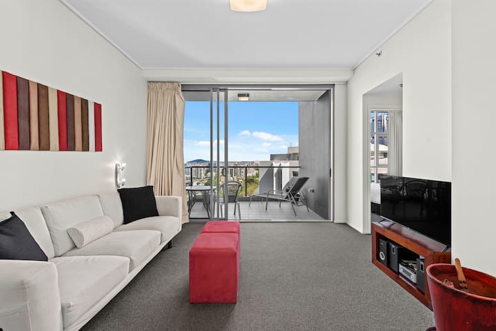 Spacious 2br Apt W/ Stunning Views, Pool & Parking - Spring Hill