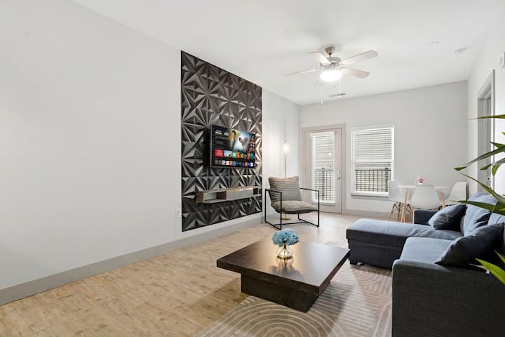 Stunning 1br With Parking Near Stadium | Pool - Indianapolis, IN