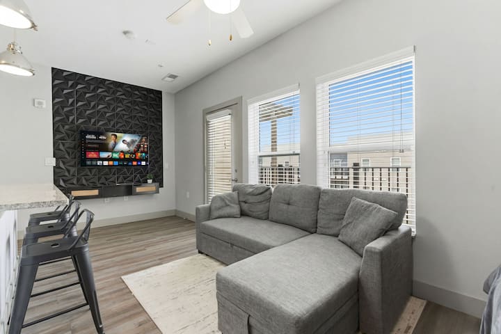 Downtown Studio With Balcony + Parking | Pool - Irvington Historic District, IN