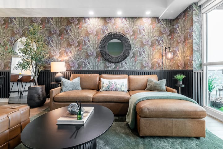 Waterfront Luxury | King Bed | Patio Games! - Toronto