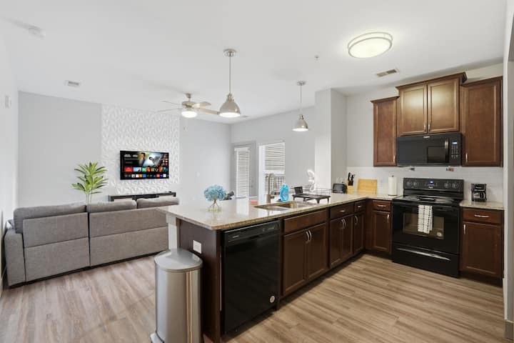 Perfect Downtown Studio With Balcony | Pool - Garfield Park Indianapolis