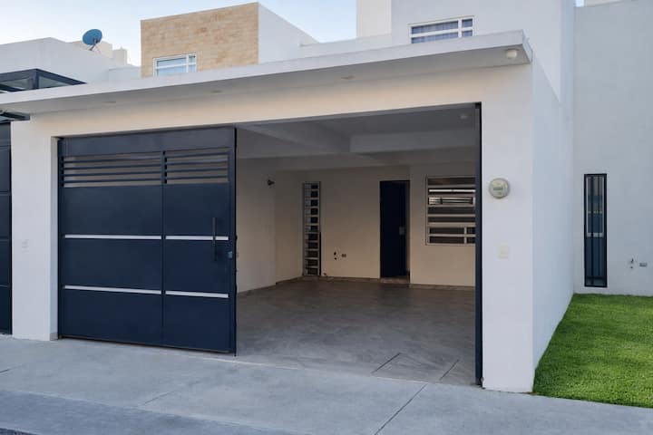 Casa Moderna Cochera Techada Excelente Ubicación - Querétaro