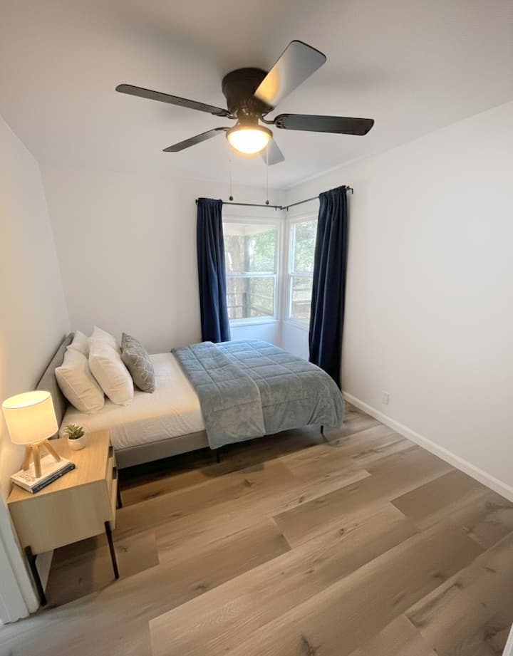 Hollywood - Suite W/free Parking - Los Angeles, CA