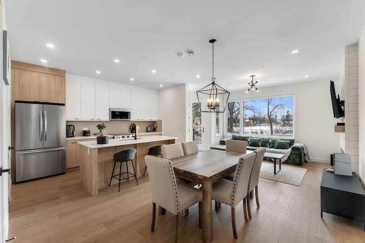 Bright Modern Home W/ Balcony Near Downtown & More - Calgary