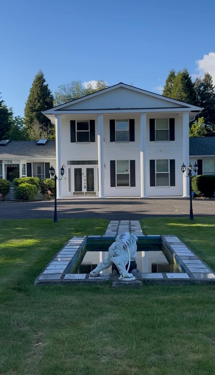 The White House Of Kent | Private Luxury Stay - Kent, WA
