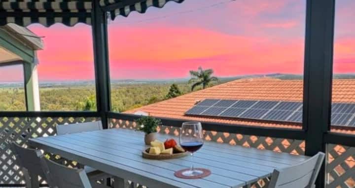 Sunset Views On The Range/ Stylish Unit/ Balcony - Gracemere