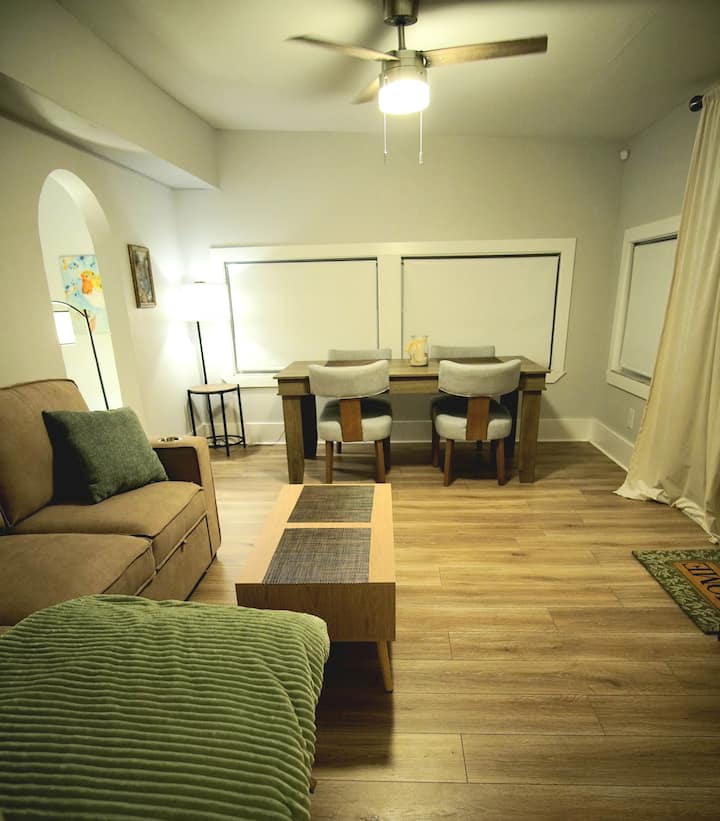 Beachy Bungalow - St. Petersburg, FL