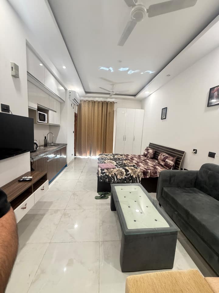 Stylish Studio Cozy / Luxurious Retreat - Noida