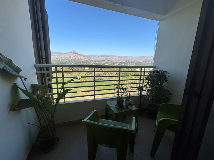 Scenic 1bhk Retreat | Balconies With Hill Views - Wai
