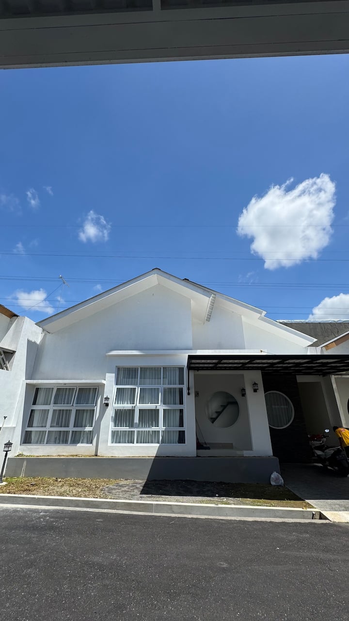 Modern White Villa In Wonosobo With Sindoro View - Wonosobo