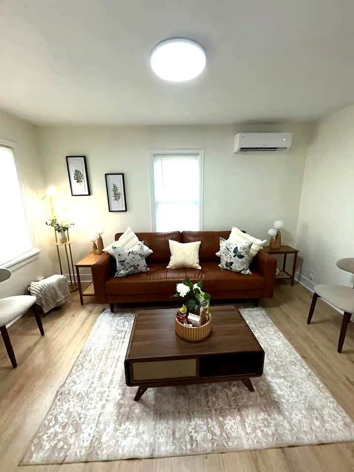 Modern Tiny Nook | 1 Bd Walk To River + Fast Wi-fi - Wichita, KS