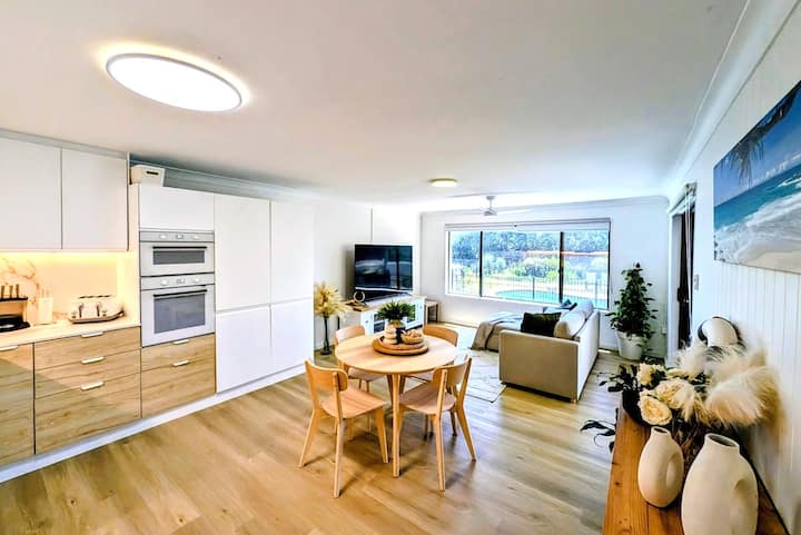Bribie Beachfront Luxury Apartment W/ Pool And Bbq - Bribie Island