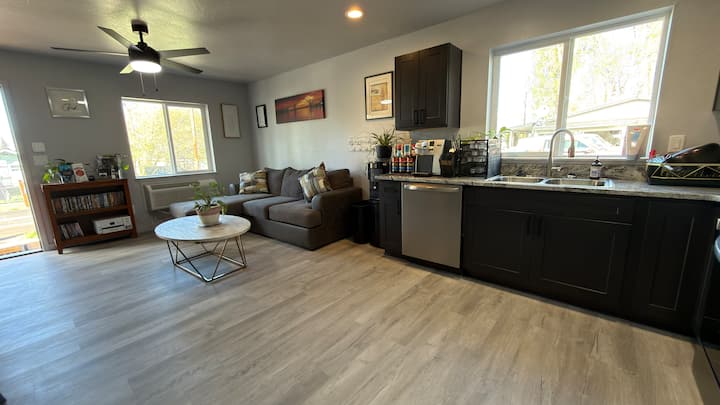 New Furnished 3+ Bedroom House Free Wifi & Parking - Klamath Falls, OR
