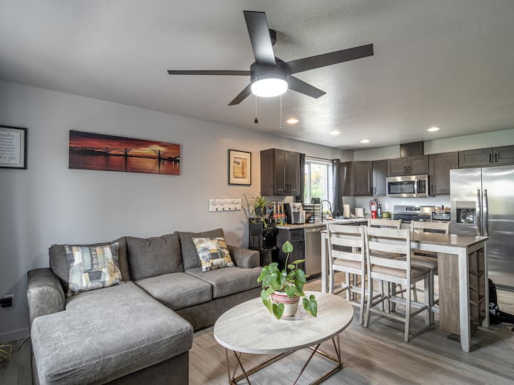New Furnished 3+ Bedroom House Free Wifi & Parking - Klamath Falls, OR