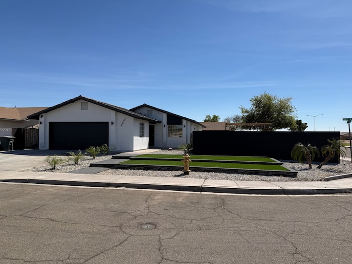 Modern Corner Inn - Yuma, AZ