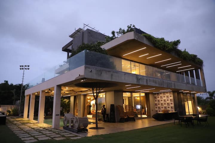A Luxurious Farmhouse/villa - Surat
