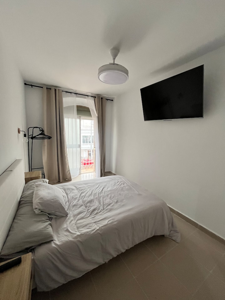 Hab. 120 - Baño Privado | Calle Real + Balcón - San Fernando, Spain