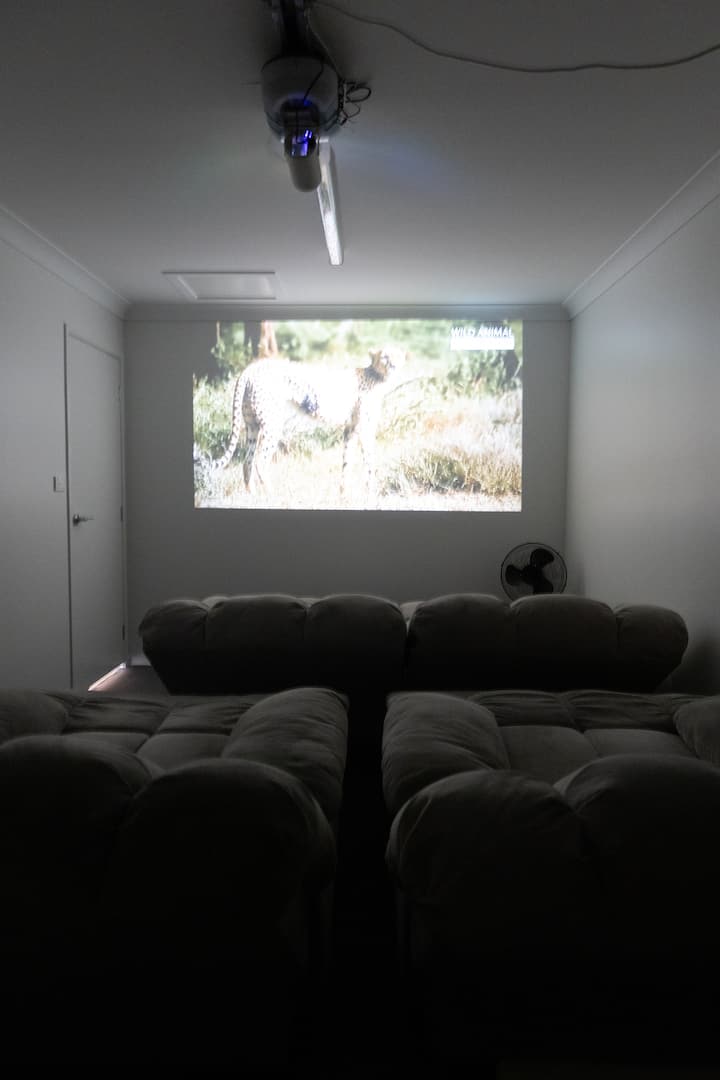 4br Home W/ Outdoor Dining, Bbq & Movie Room - Armidale