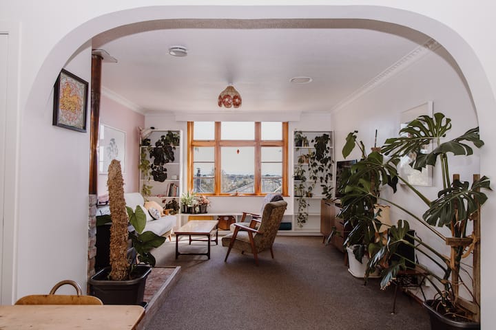 1920s Character Home With Coastal Views & Bush - Greymouth